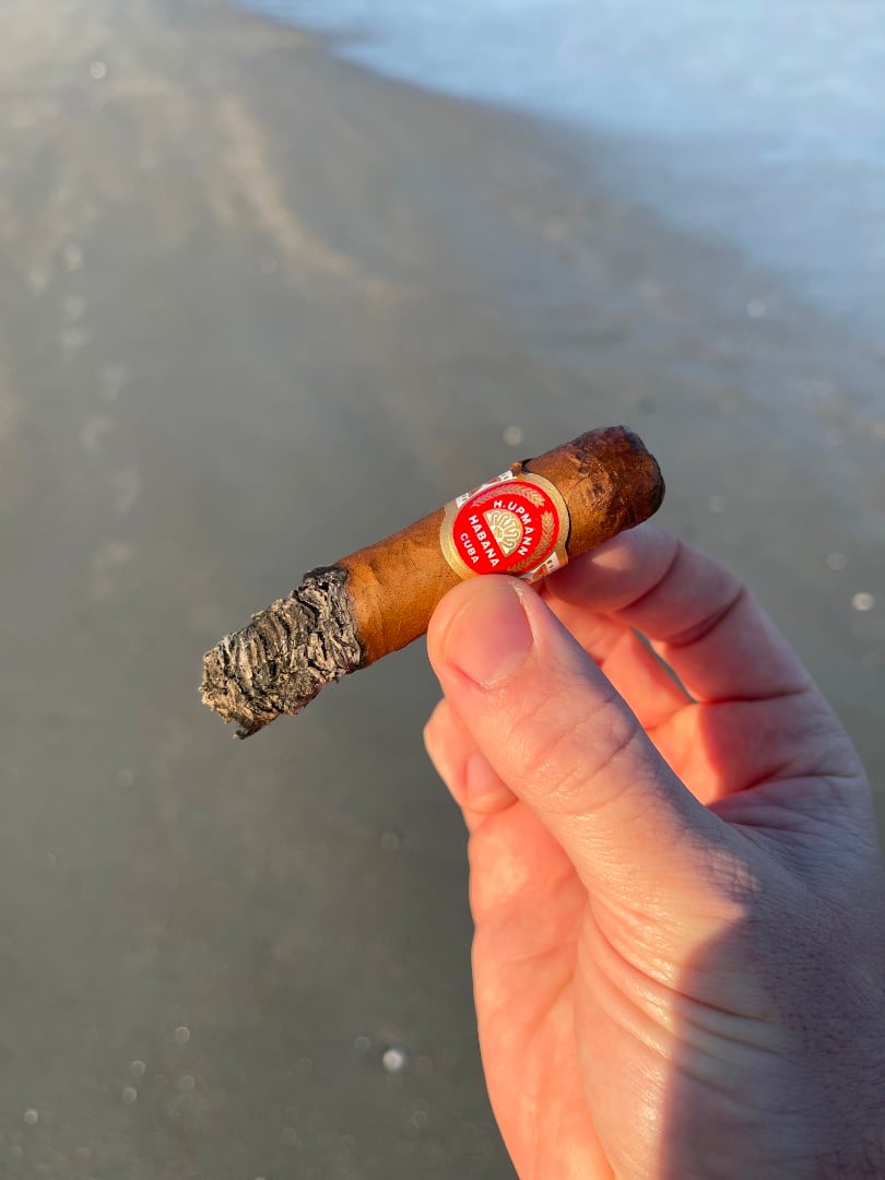 CRC: H. Upmann Sir Winston TRU AGO ‘18 - Cigars Discussion Forum "the ...